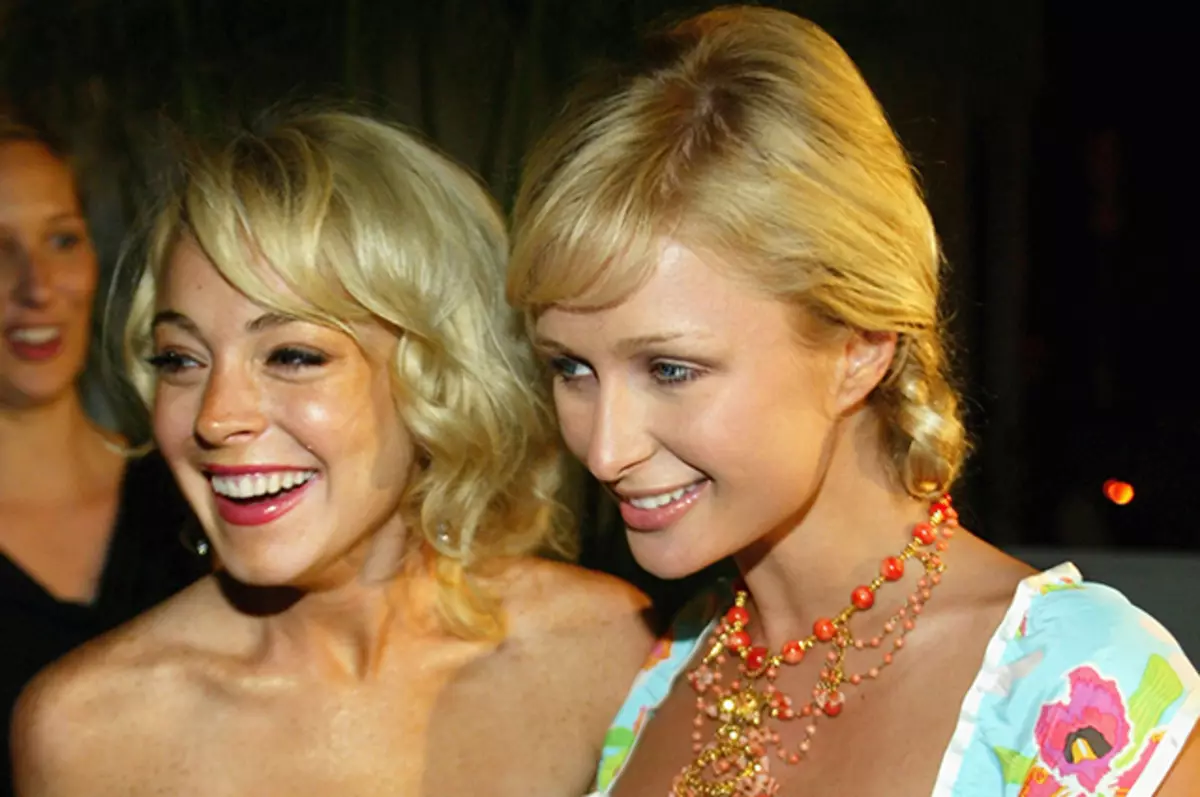 Vehivavy sipa: Paris Hilton niantso an'i Lindsay Lohan