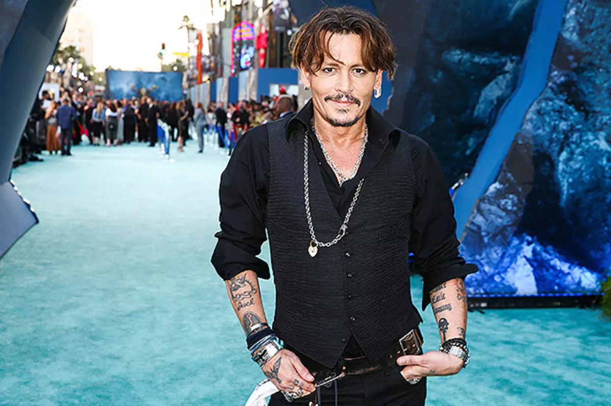 Chríochnaigh Johnny Depp dlíthíocht scannalach lena bhainisteoirí ó $ 25 milliún