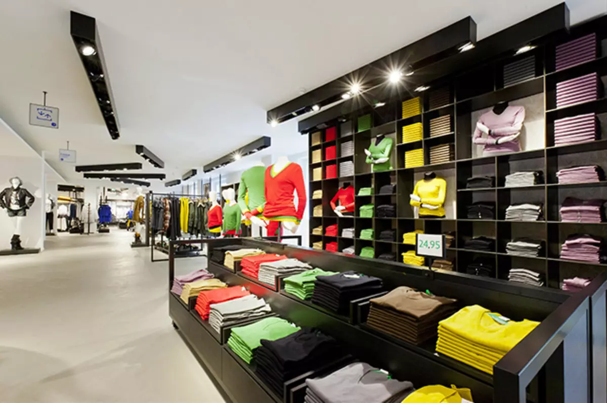 Benetton Store.