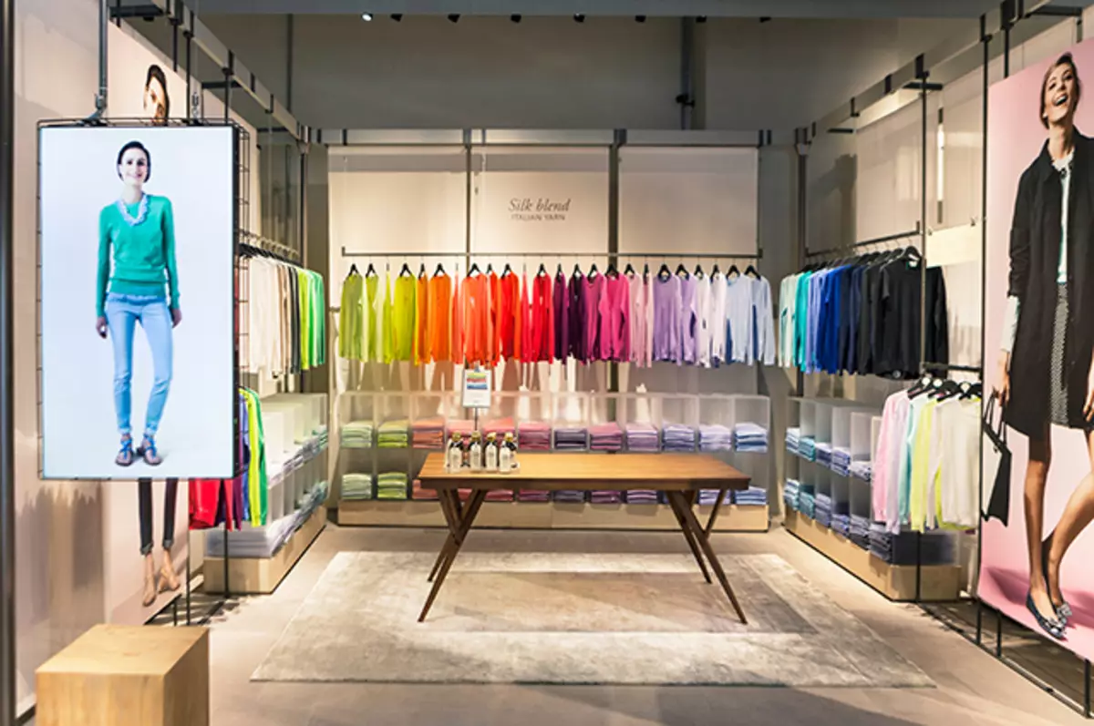 Benetton Store.