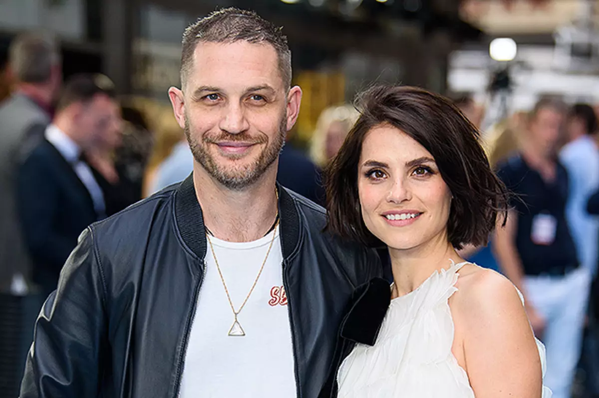 Tom Hardy tsis zais txoj kev xav zoo rau nws tus poj niam Charlotte Riley ntawm Premier ntawm Premiere hauv London