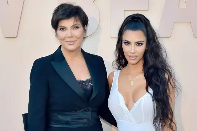 Priešingai: Kim Kardashian ir Chris Jenner pasirinko seksualinius drabužius susitikti su gerbėjais