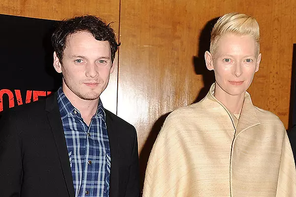 Anton Yelchin și Tilda Suinton la spectacolul benzii