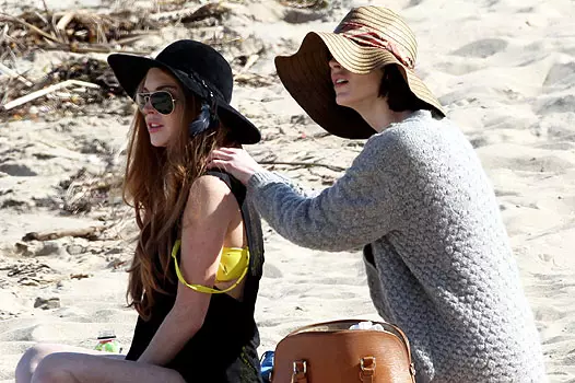 Family Indywys: Lindsay Lohan gyda chwaer Eli ar y traeth yn Malibu