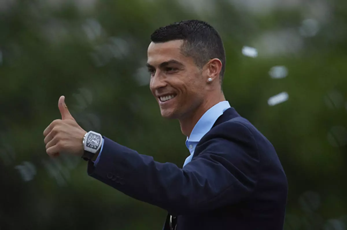 Rhanbarth Moscow yn y noson Cristiano Ronaldo: pêl-droediwr yn gyntaf rhoi cynnig ar dorth