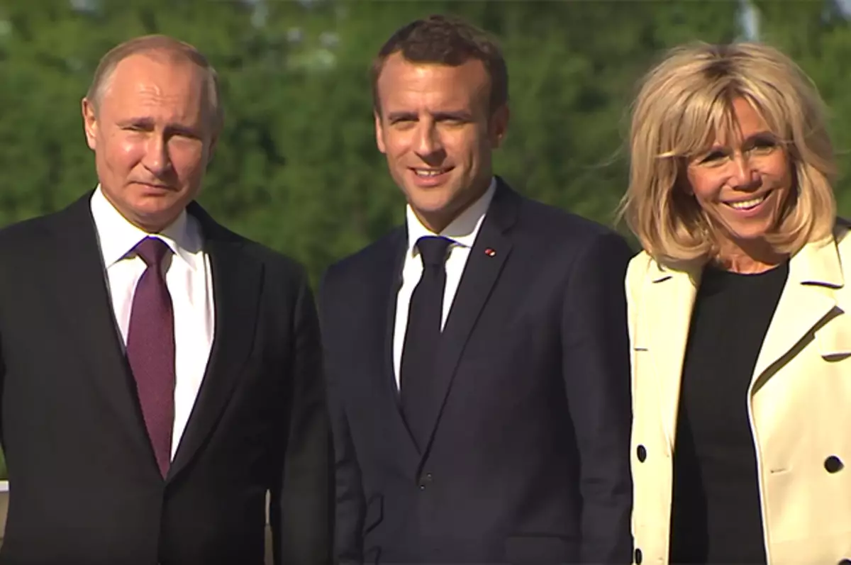 emmanuel ແລະ brigita macron ໄດ້ພົບກັບ Vladimir Putin ໃນ St. Petersburg