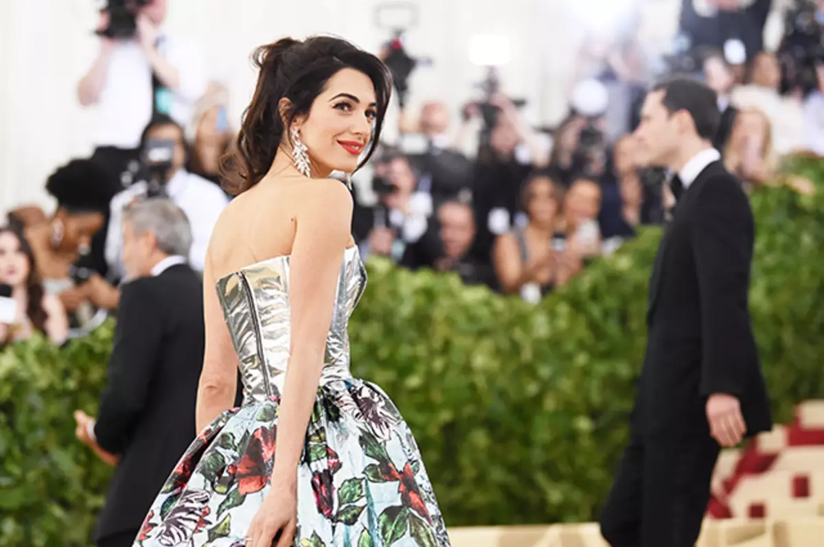 Tom Ford eta Amal Clooneyk eztabaidatu zuten 2018ko Met Gala-n egindako soinekoak direla eta