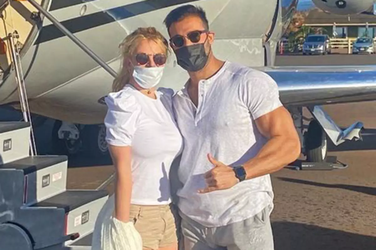 Britney Spears na-efe efe na Hawaii na enyi nwoke Sam Asgari megide n 'nna ya na-aga n'ihu