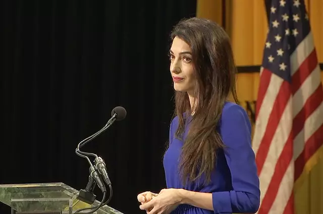 Amal Clooney dalam gaun biru merantai perhatian siswa dengan cara yang cerah dan ucapan emosional