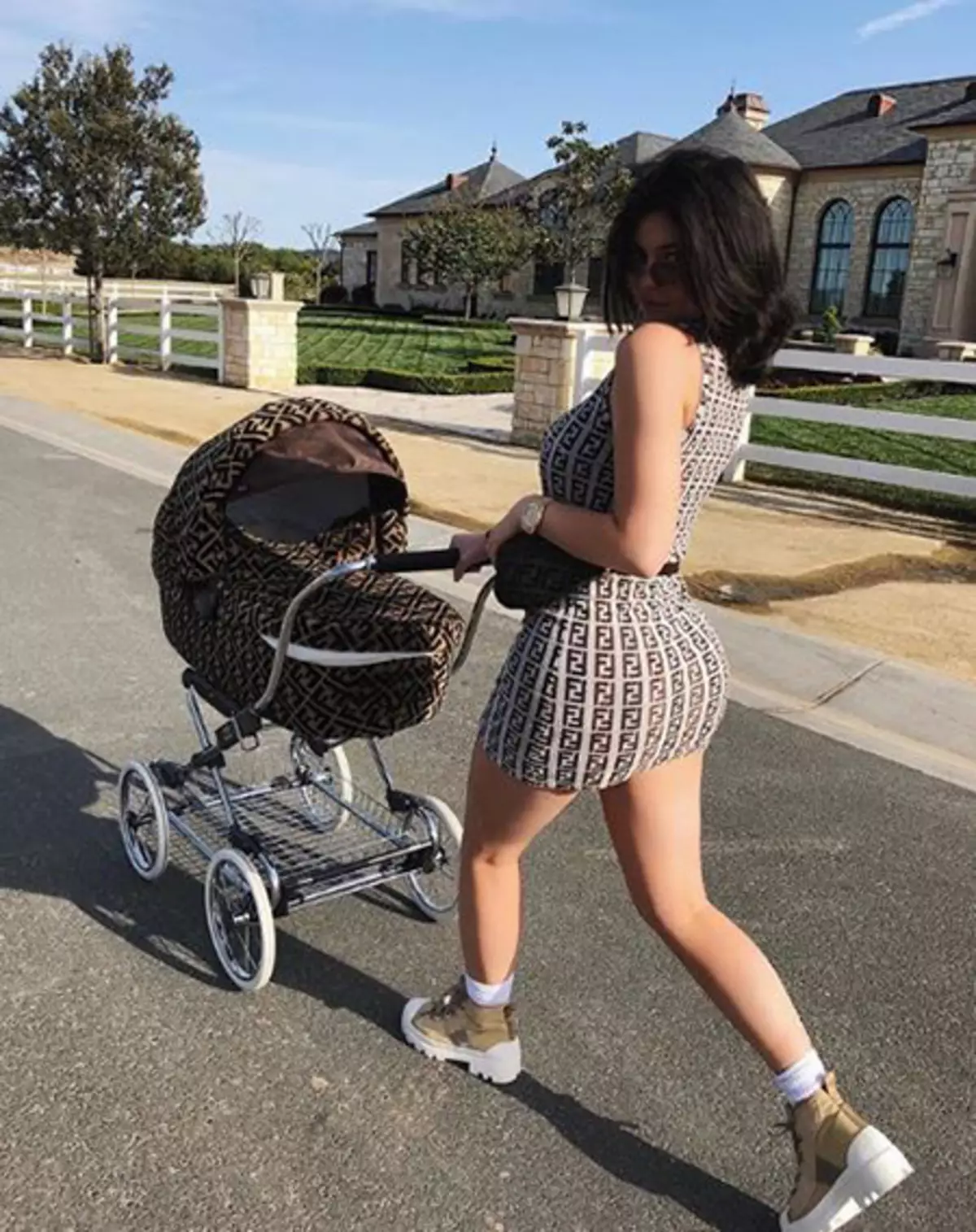 Kylie Jenner قىزى بىلەن