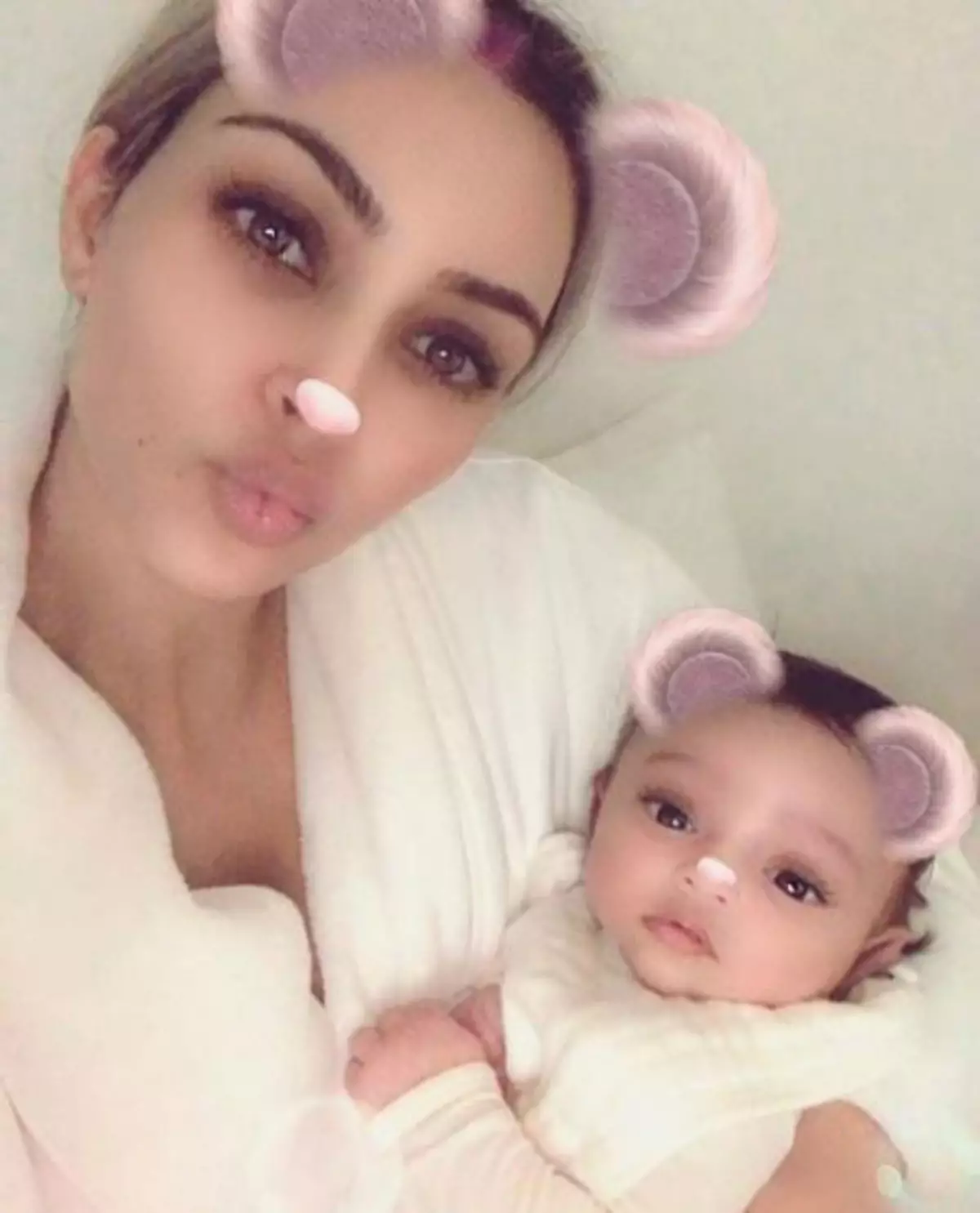 Kim Kardashian sareng putri Chicago