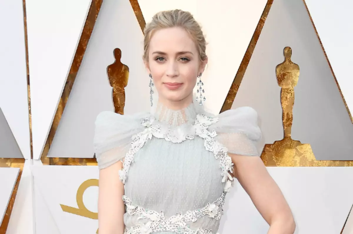 Oscar-2018: Emily Blunt paulendo wofiyira