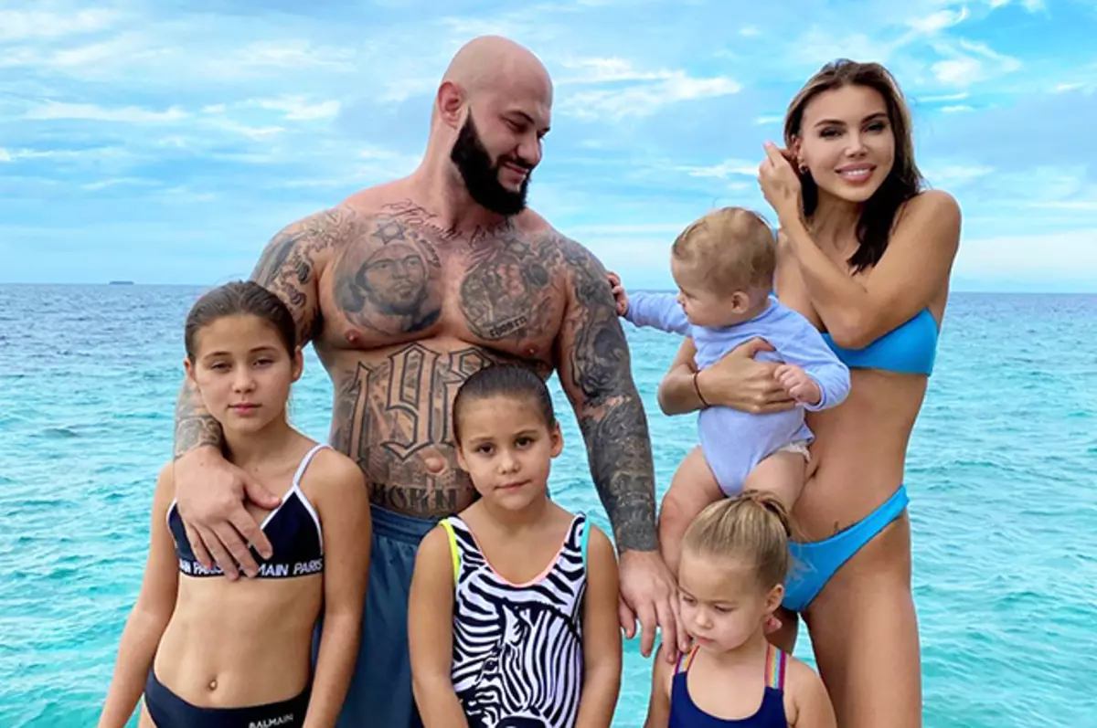 Dzhigan en Oksana Samoilova met kinders rus in die Maldive saam met Timati