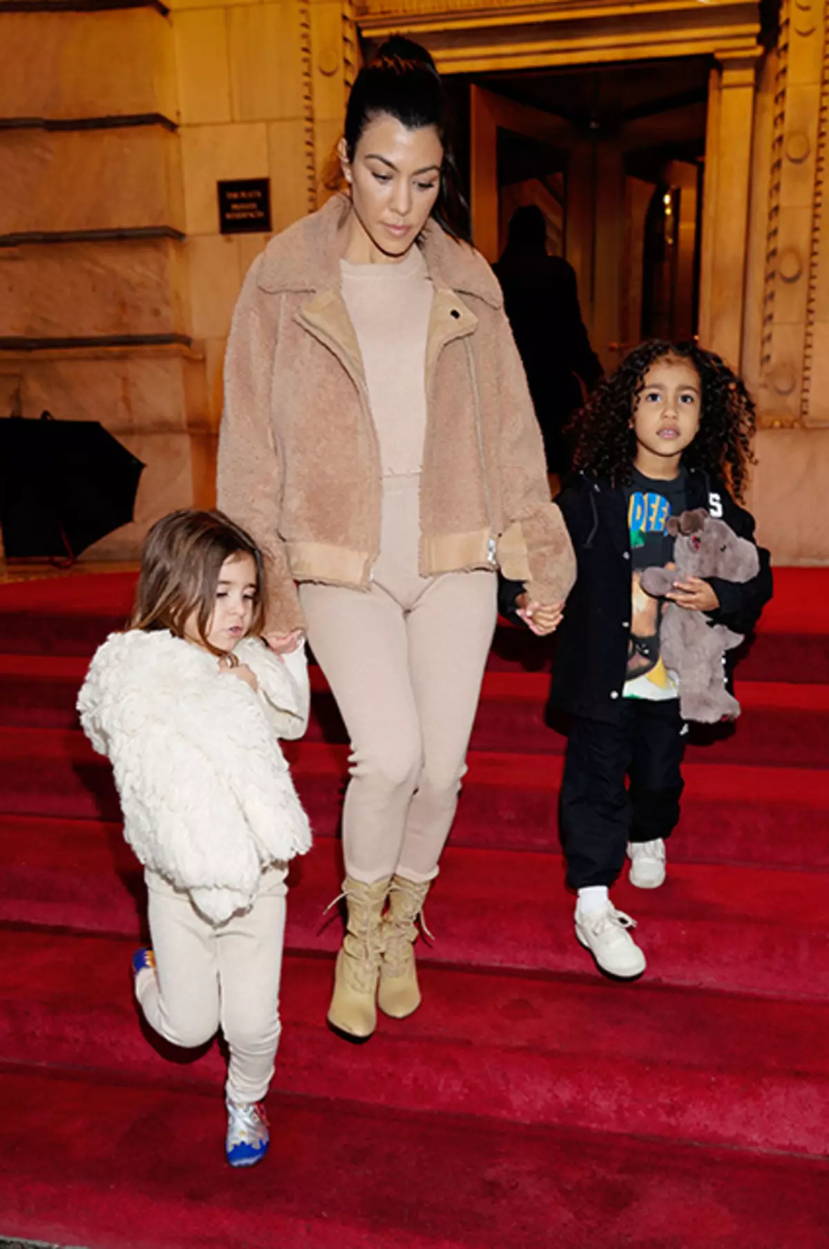 Courtney Kardashian กับลูกสาวของเขา Penelope และ North Niece