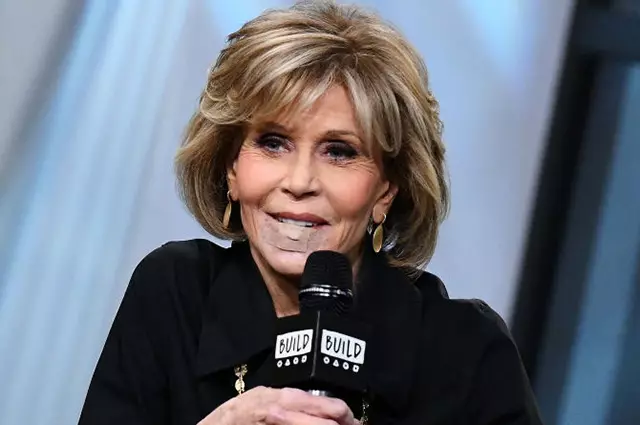 Jane Fonda ngandhani yen dheweke mindhah operasi kasebut kanggo mbusak tumor kanker ing pasuryan