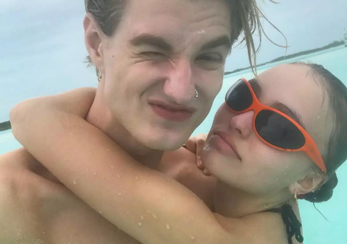 Mae Lily Rose Depp yn cael hwyl gyda ffrindiau ar y Bahamas: Lluniau a Fideo