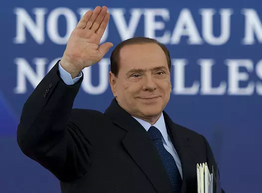 Silvio Berlusconi istifa etti