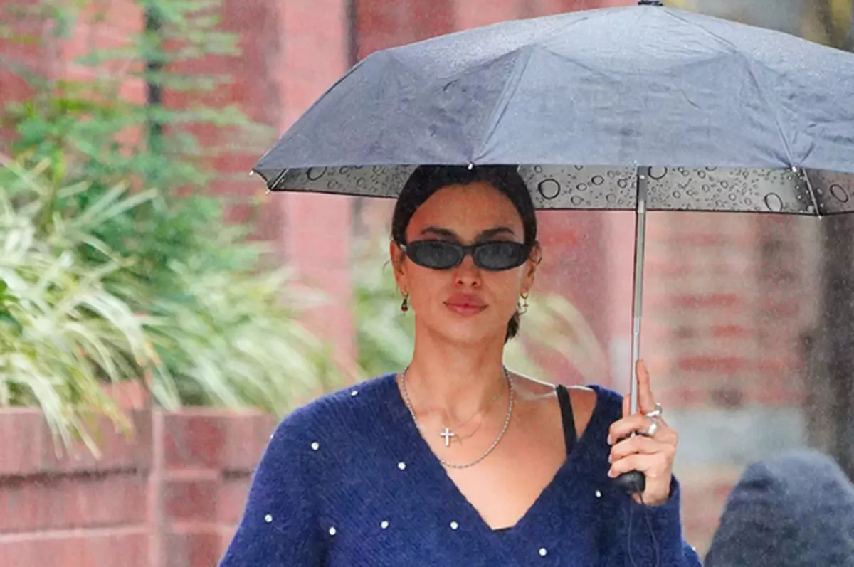 Veður Nipoch: Irina Shayk í göngutúr með dóttur sinni í Rainy New York