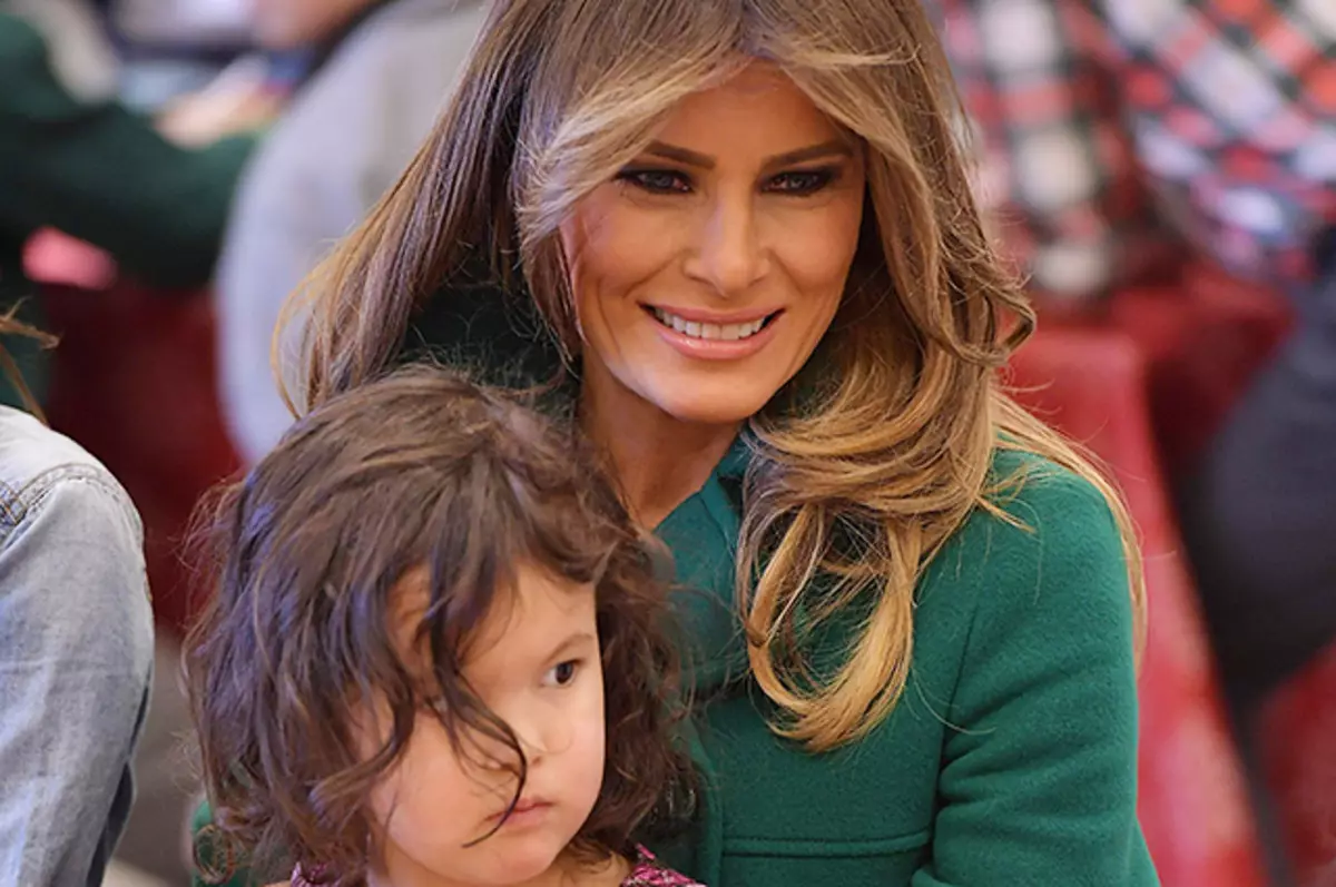 Melania Trump i Emerald Coat Prada distribuerede gaver til børn fra militære familier