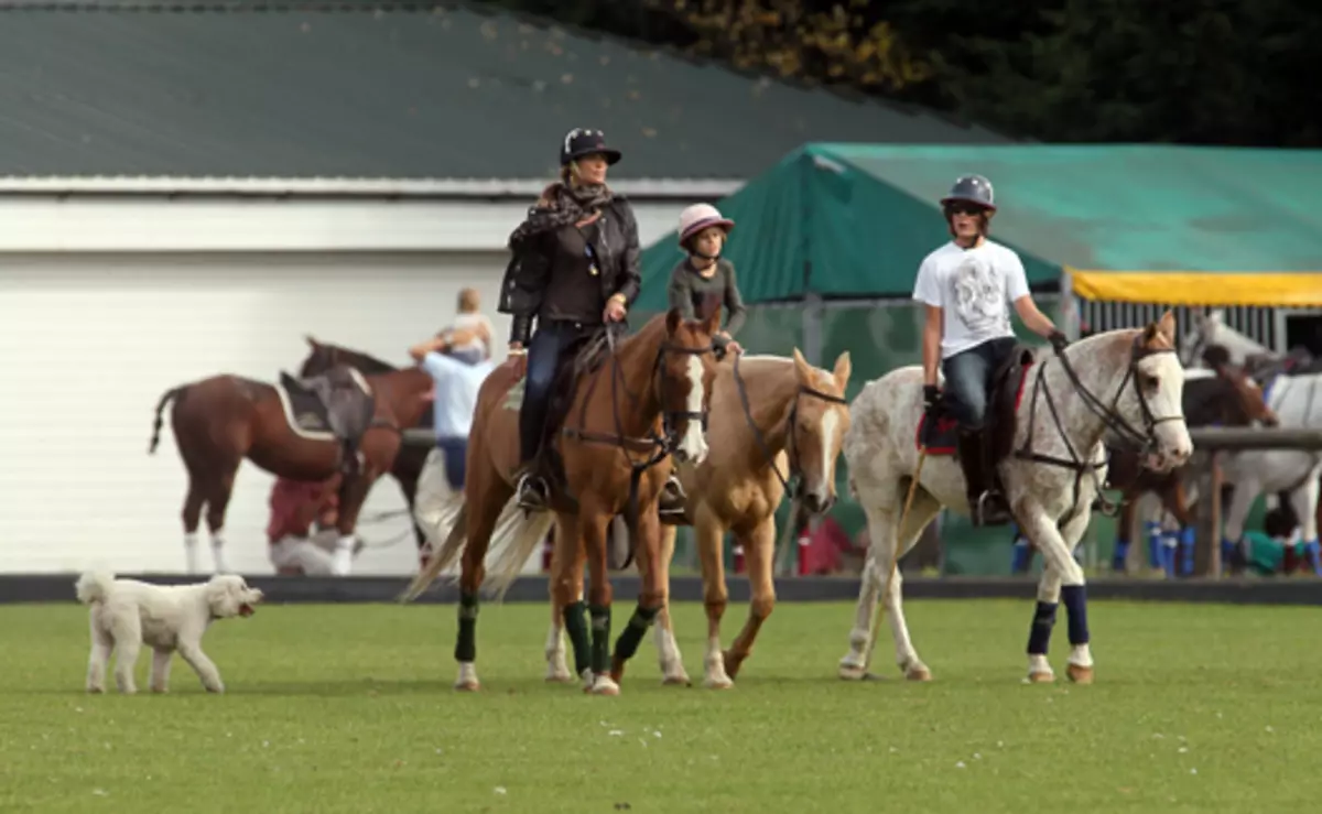 Equestrian mache pou ELL McPherson ak de nan pitit gason l '