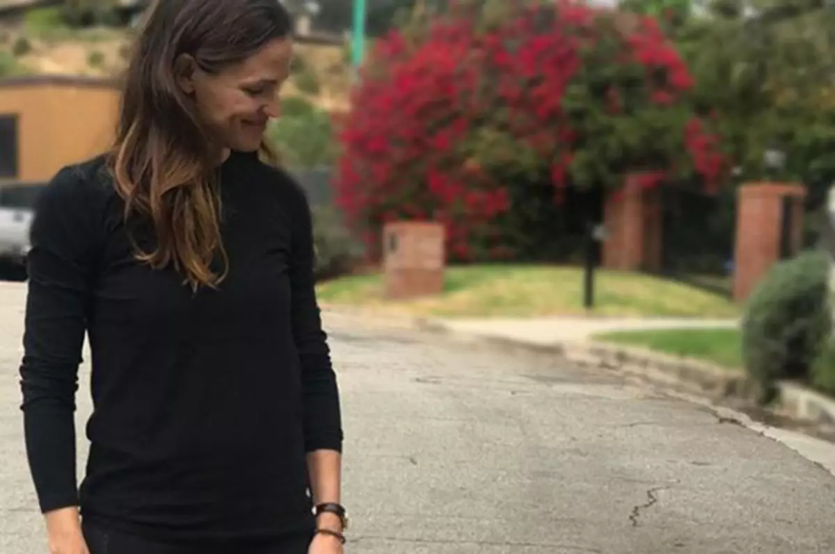 Foto del día: Jennifer Garner le compró un pollo y la camina con una correa.