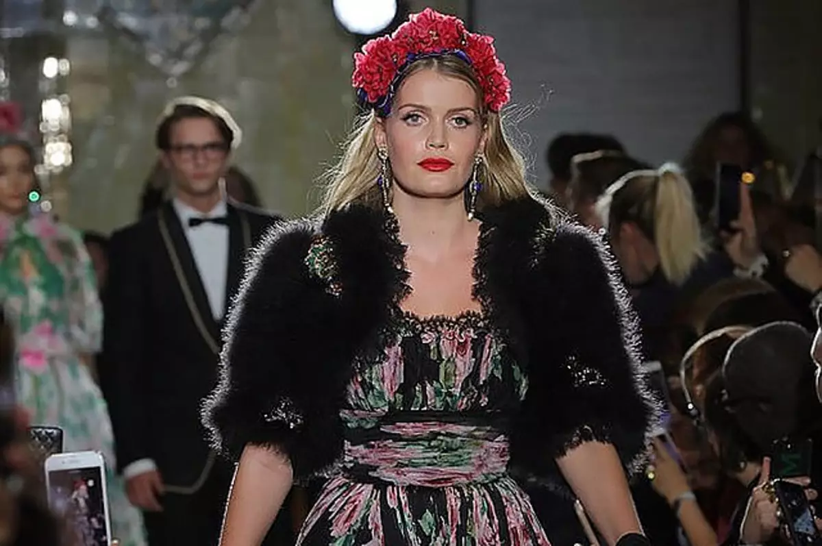 Жиен ханшайымы Диана Китти Спенсер Лондондағы Dolce & Gabbana Podium Fashion Show шоуына жетті