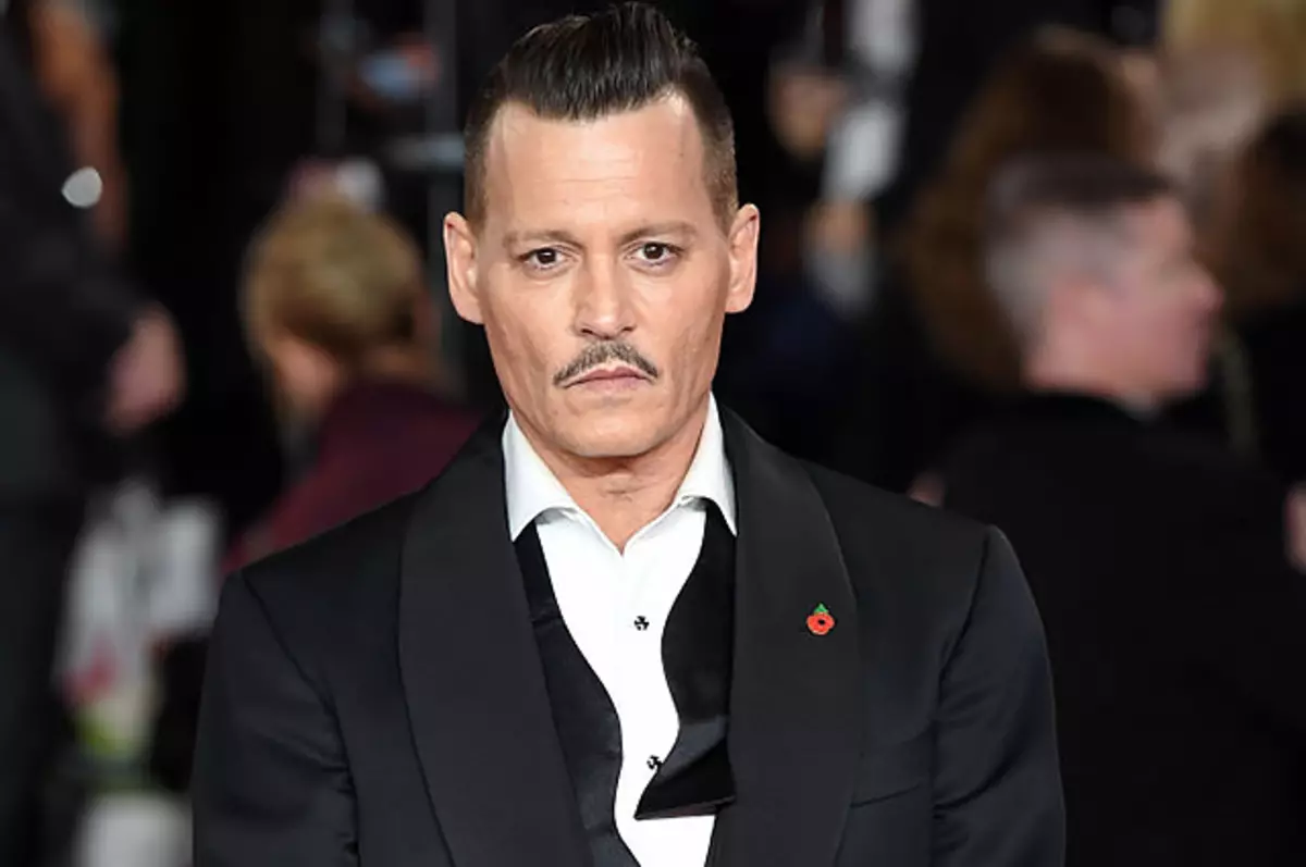 Johnny Depp, Penélope Cruz, Michelle Pfaiffer kaj aliaj steloj ĉe la premiero de la filmo