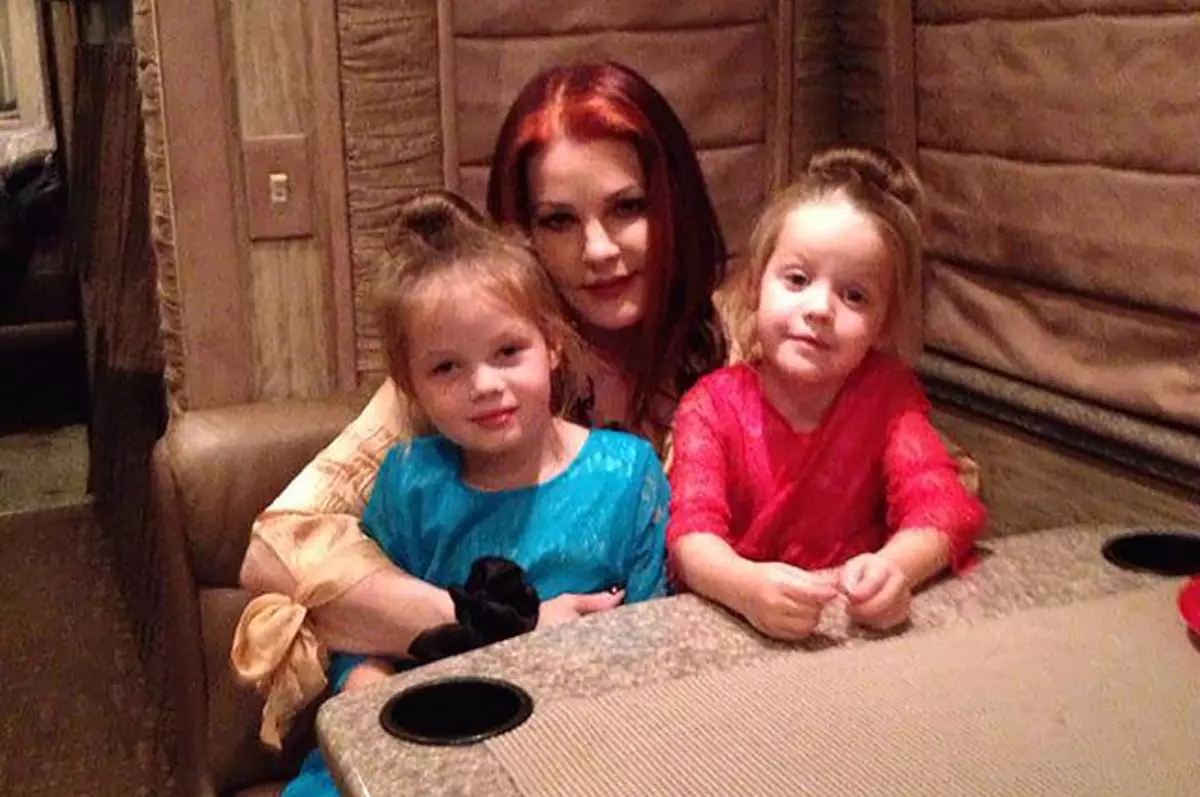 Priscilla Presley memberitahu tentang hidupnya dengan cucu perempuan selepas skandal kerana gambar lucah