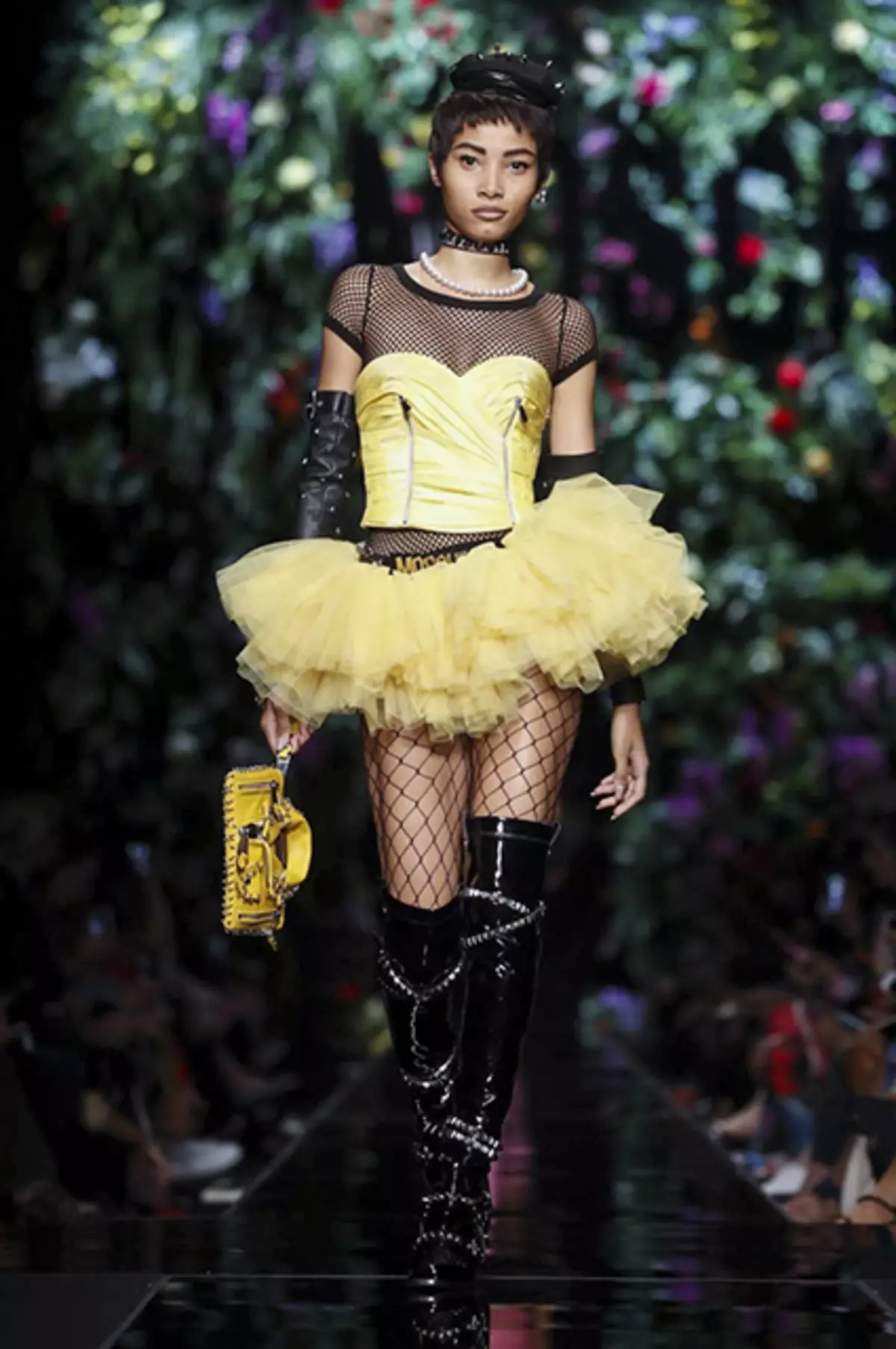 Wiki ya Fashion huko Milan: Kaya Gerber, Jiji na Bella Hadid wakawa nyota kuu ya show Moschino 135618_12