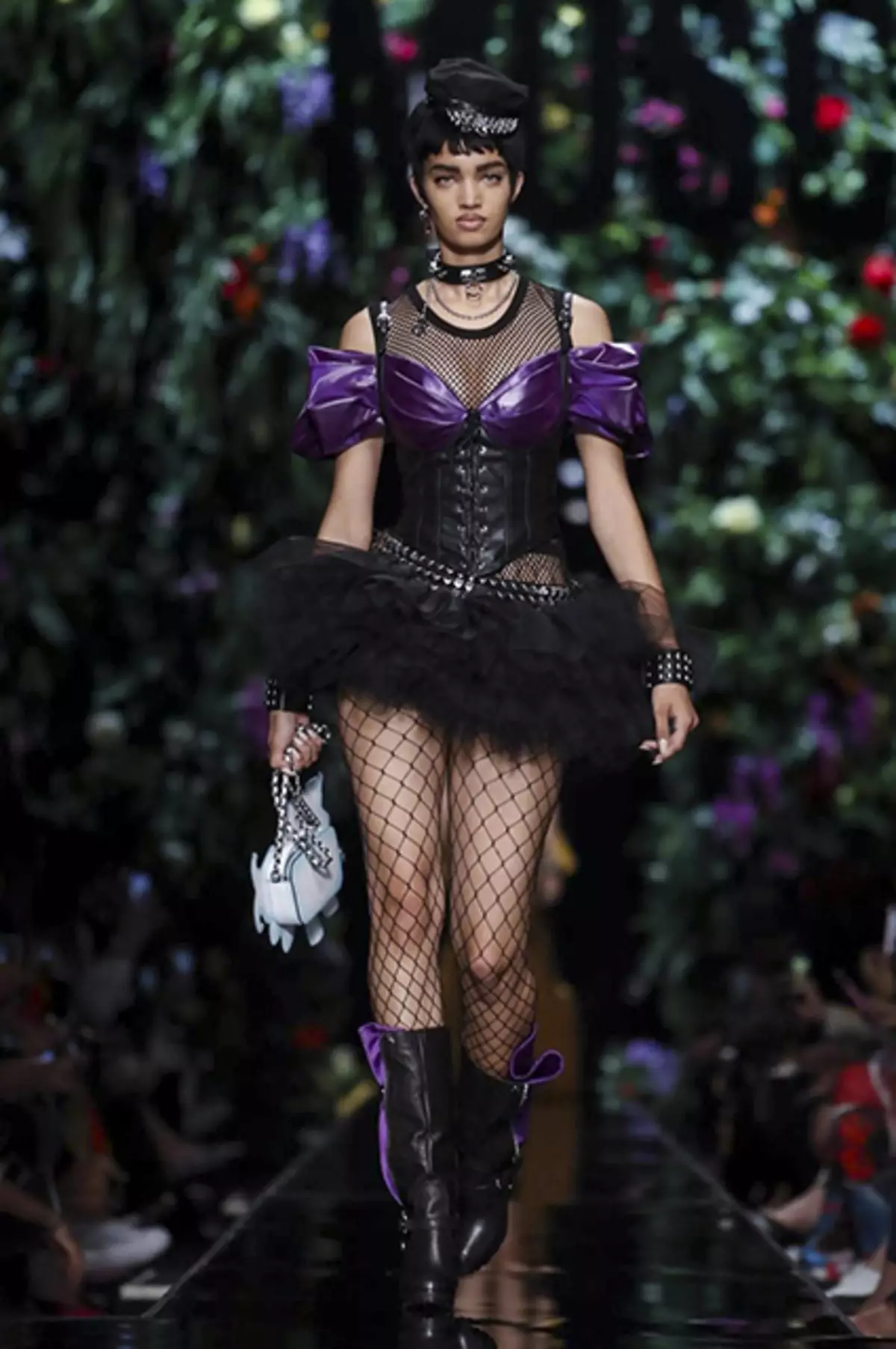 Settimana della moda a Milano: Kaya Gerber, Jiji e Bella Hadid divenne le principali stelle dello spettacolo Moschino 135618_13