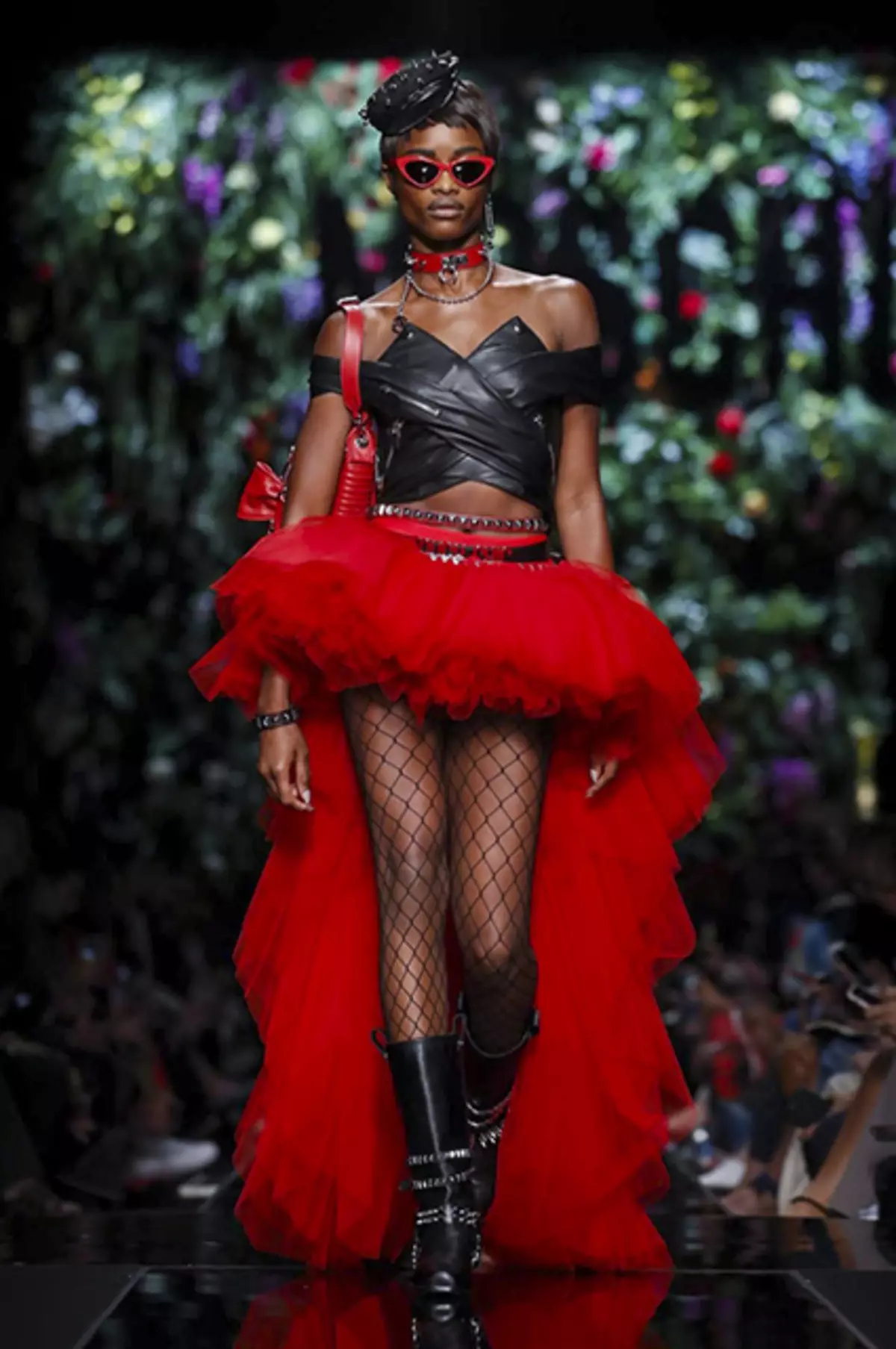 Wiki ya Fashion huko Milan: Kaya Gerber, Jiji na Bella Hadid wakawa nyota kuu ya show Moschino 135618_15