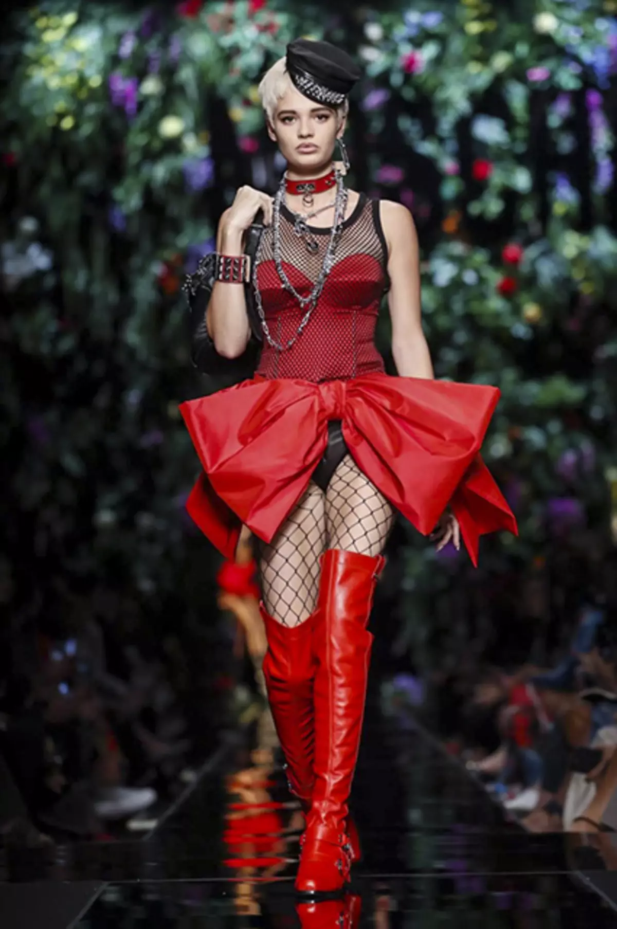 Wiki ya Fashion huko Milan: Kaya Gerber, Jiji na Bella Hadid wakawa nyota kuu ya show Moschino 135618_16