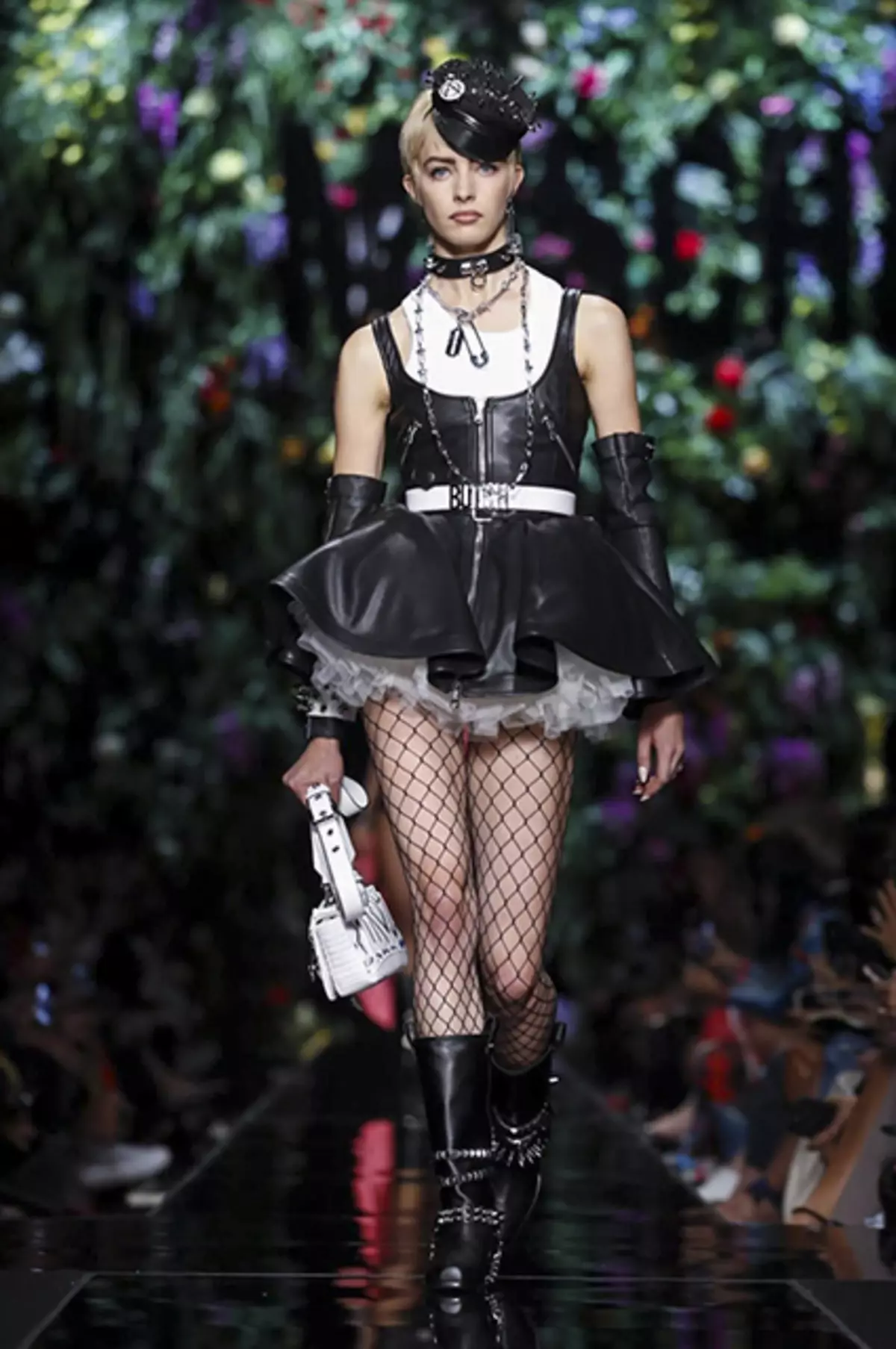 Wiki ya Fashion huko Milan: Kaya Gerber, Jiji na Bella Hadid wakawa nyota kuu ya show Moschino 135618_17