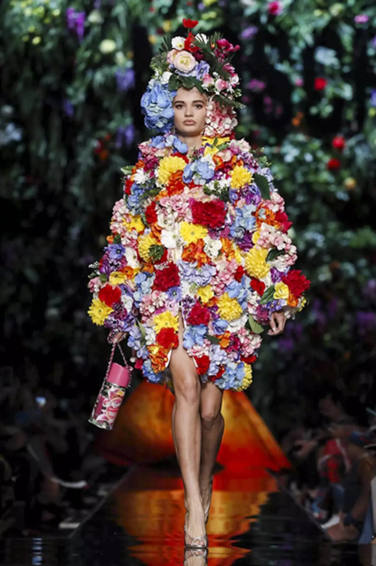 Wiki ya Fashion huko Milan: Kaya Gerber, Jiji na Bella Hadid wakawa nyota kuu ya show Moschino 135618_22