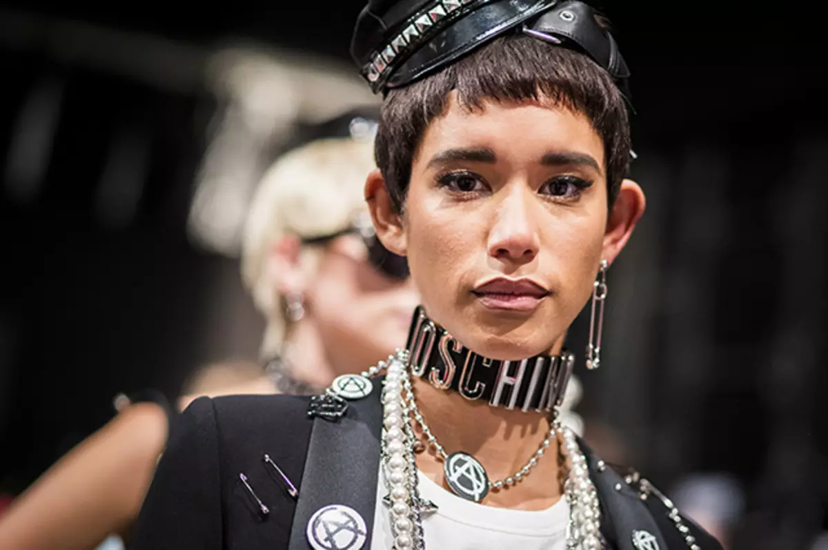 Wiki ya Fashion huko Milan: Kaya Gerber, Jiji na Bella Hadid wakawa nyota kuu ya show Moschino 135618_25