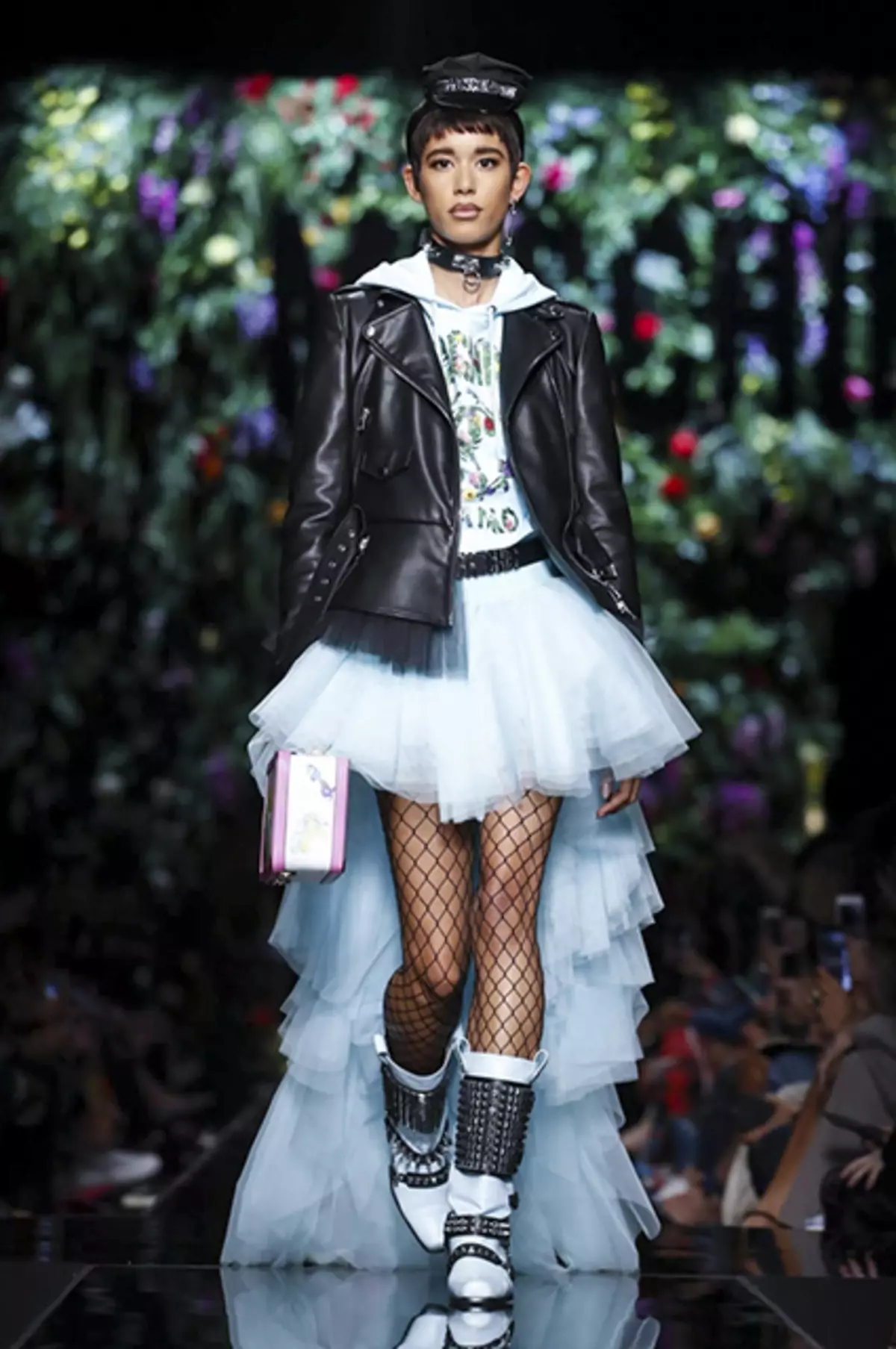 Wiki ya Fashion huko Milan: Kaya Gerber, Jiji na Bella Hadid wakawa nyota kuu ya show Moschino 135618_8