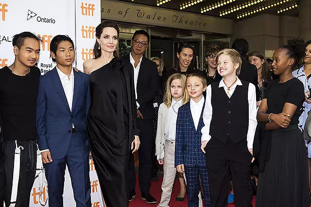 Angelina Jolie dengan anak-anak