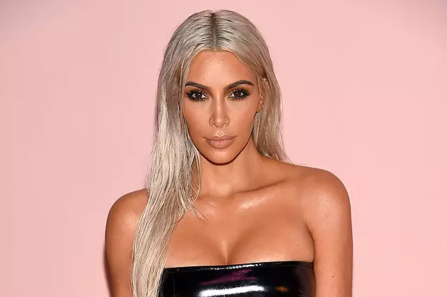 Kim Kardashian kommenterede først fødslen af ​​sit tredje barn med en surrogatmor