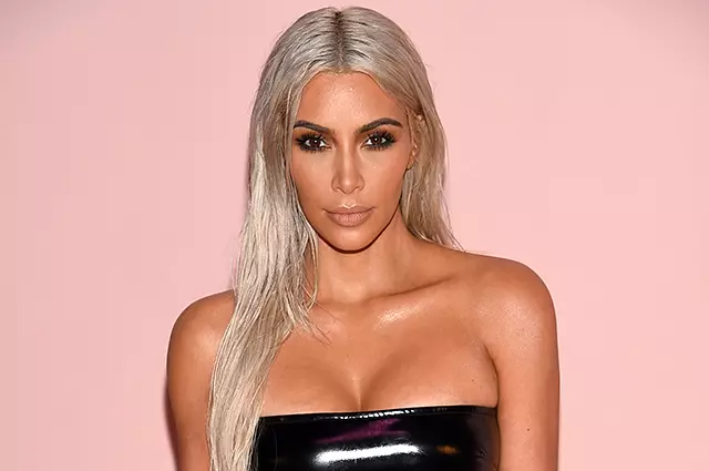 Kim Kardashian dua los ua ib tug platinum pojniam plaub hau daj