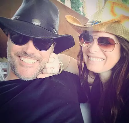 Ang mga Holly Marie Combs nga adunay Boyfriend Mike