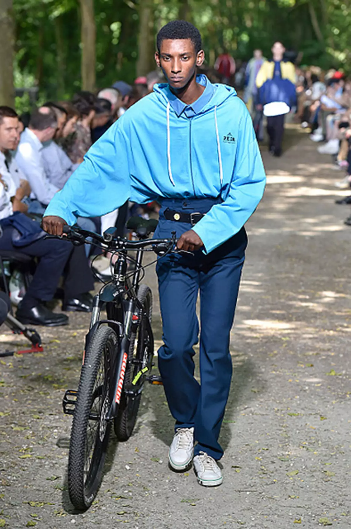 Dangos casgliad o dymor Balenciaga Spring-Haf 2018