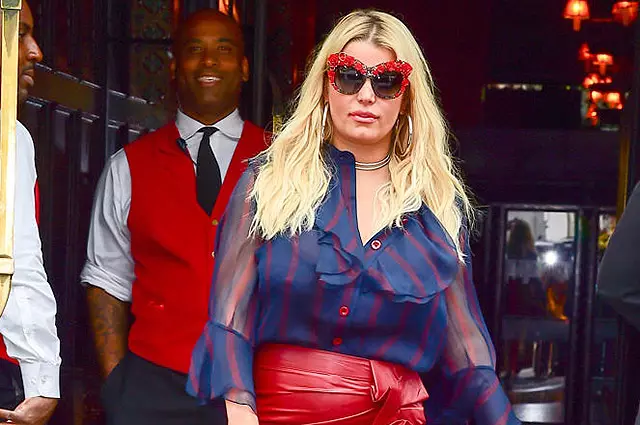 Lub koob Curnity Street Style: Jessica Simpson suav nrog