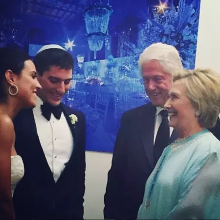 Hillary en Bill Clinton met pasgetrouwden