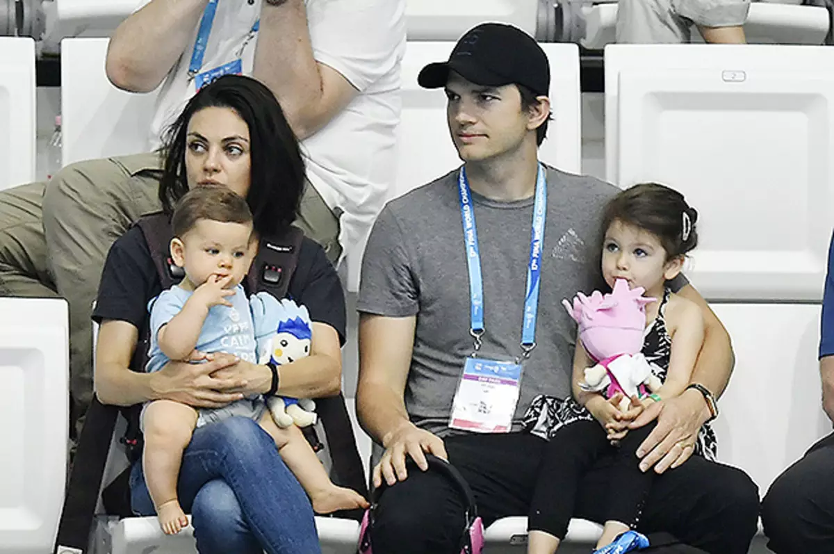 Mila Kunis ug Ashton Kutcher uban sa mga Bata