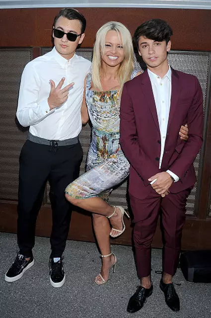 Pamela Anderson avec des fils