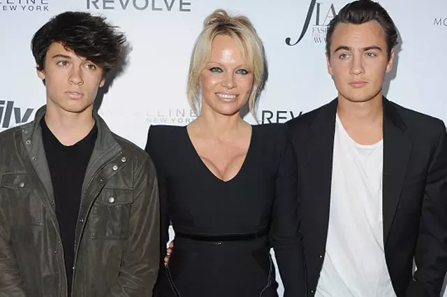 Pamela Anderson avec des fils