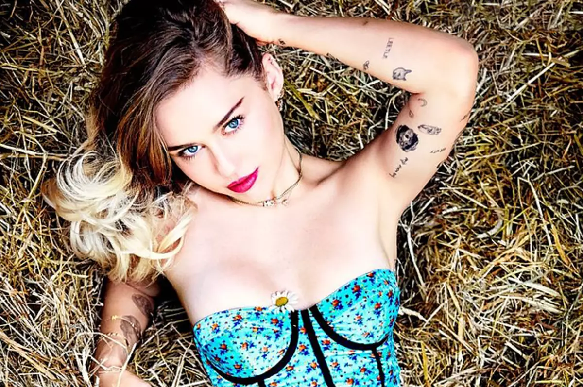 Miley Cyrus ota-onalarning nikohi va gilam treklarida ularning moda yo'qligi haqida gapirib berdi