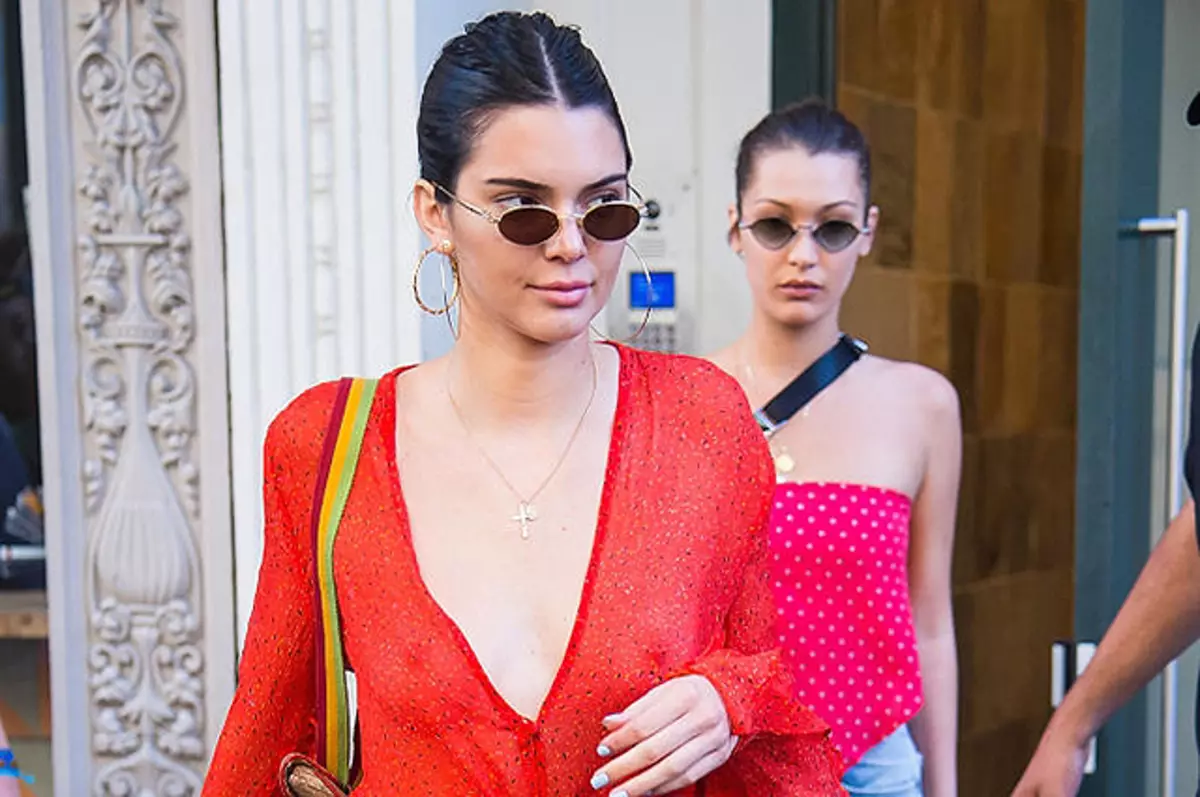 Հայտնի փողոցային ոճը. Kendall Jenner- ը եւ Bella Hadid- ը զբոսանքի Նյու Յորքում