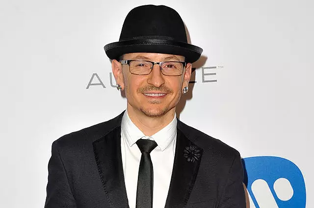 Οι μουσικοί Linkin Park στράφηκαν σε ένα δεσμευμένο Chester Bennington