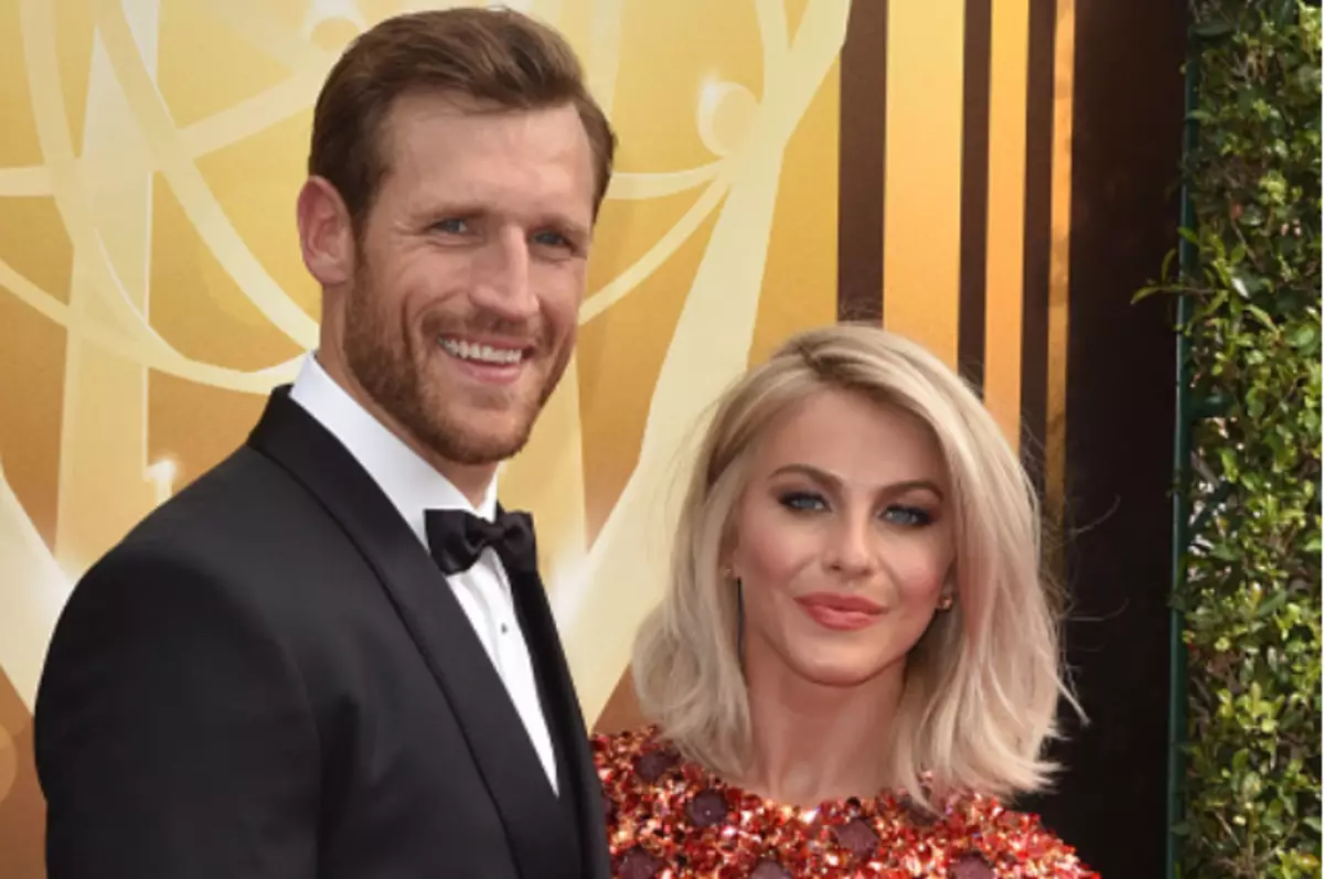 Julianna Hough se casou com um jogador de hóquei canadense Brooks como nos EUA